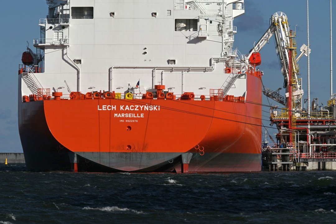 Gazowiec "Lech Kaczyński" to statek francuski. Armator jest z Norwegii ...