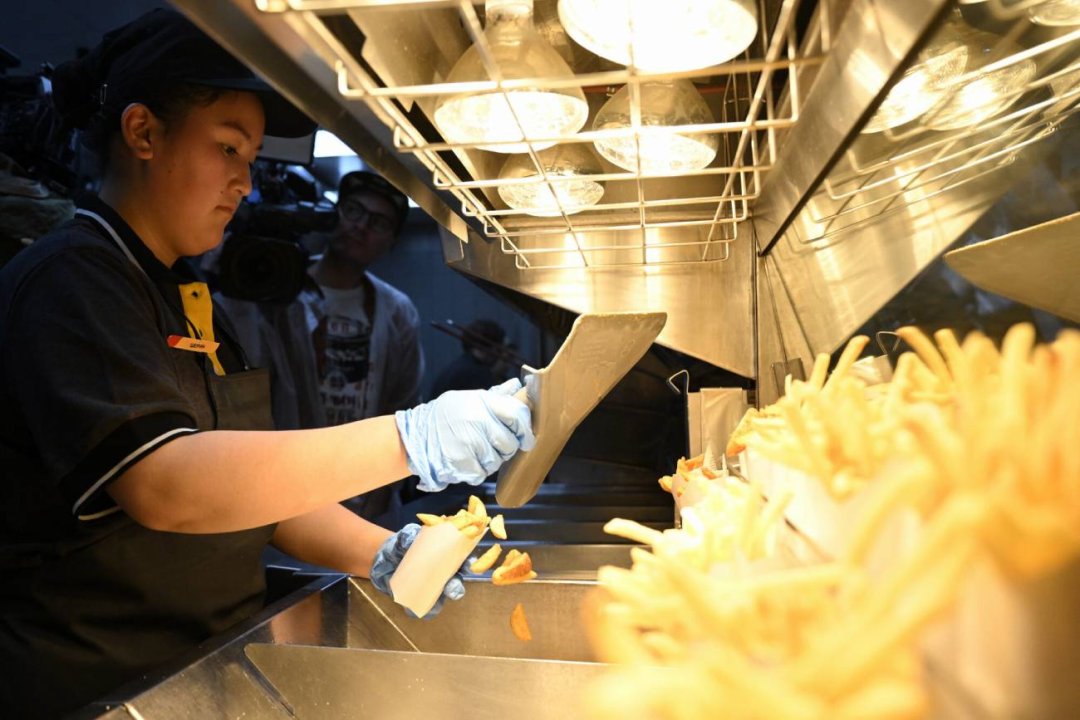 Rosyjska podróbka McDonald\'s nie ma frytek. Wkusno i toczka przeprasza ...