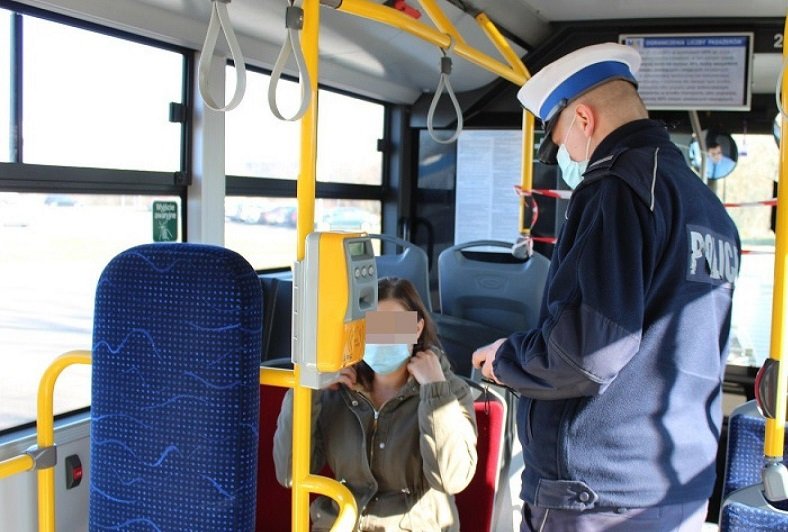 Gdzie wciąż obowiązkowe jest noszenie maseczek? Sypią się mandaty ... Gdzie wciąż obowiązkowe jest noszenie maseczek? Sypią się mandaty ...