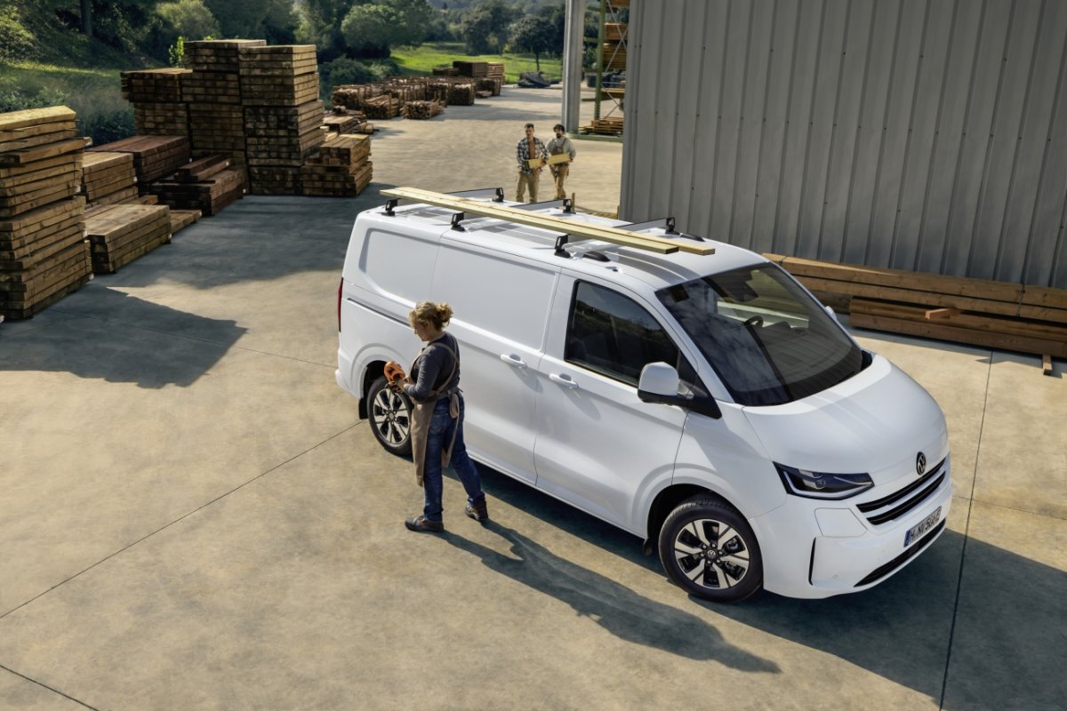 Nowy Volkswagen Transporter. Nowoczesny samochód dostawczy w starym ...
